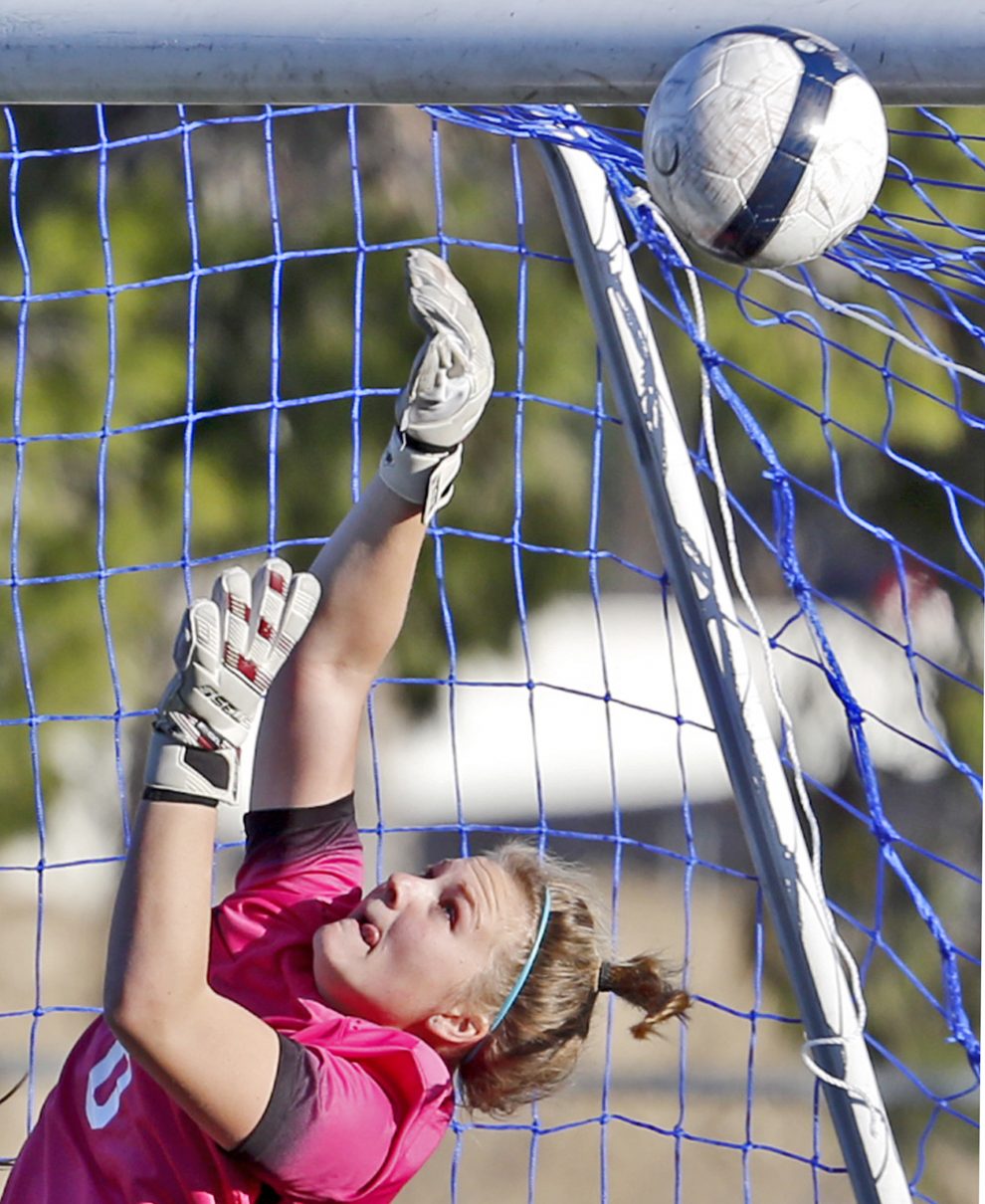 Goaltending pushes Saugus past Oak Park