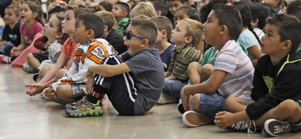 Artist-in-residence paints mural for Castaic Elementary School