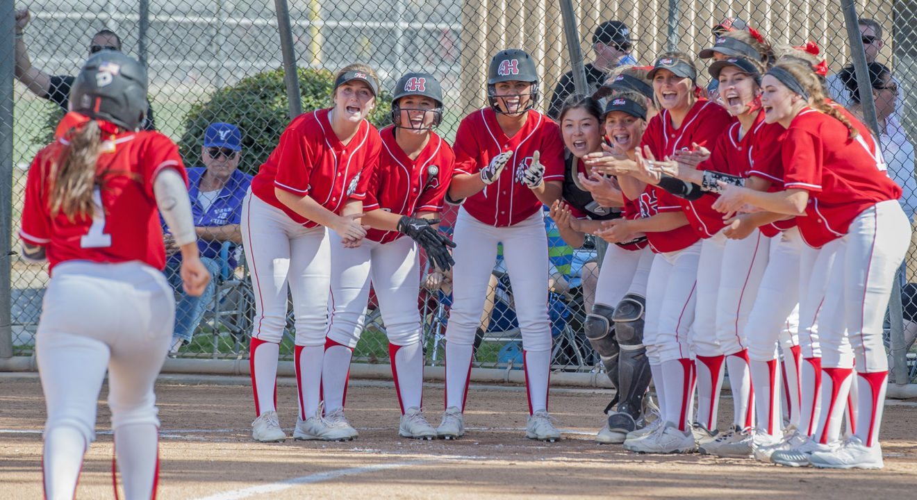 Valencia softball thrills in league-opening win over Hart