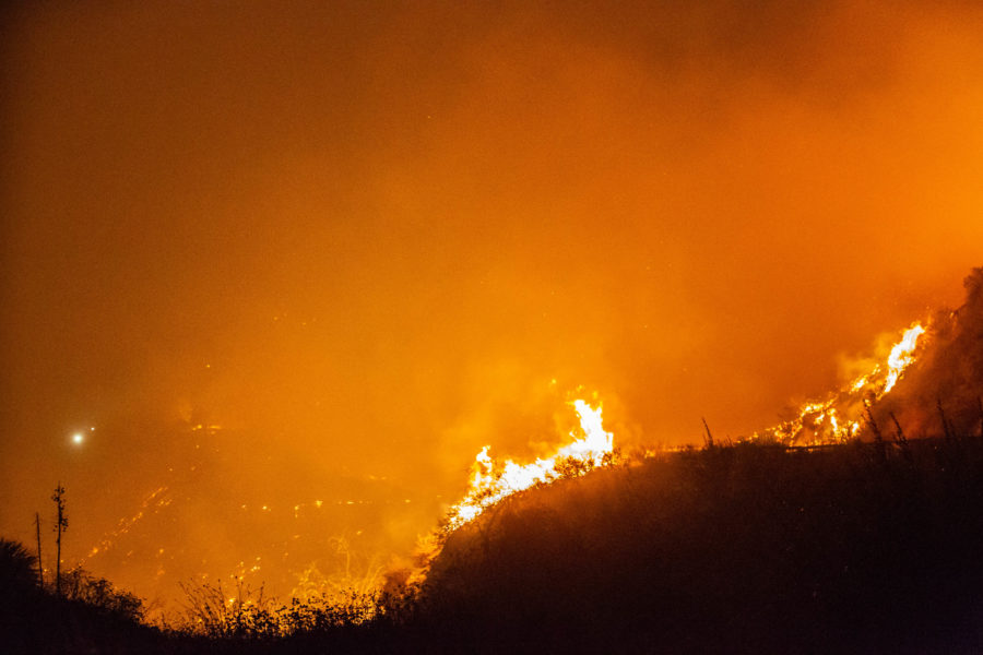 Saddleridge Fire burns more than 4,700 acres, hops I-5 south of SCV; 1 ...
