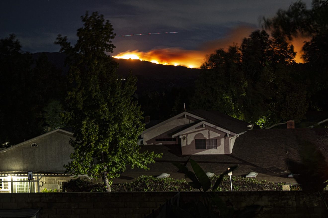 Saddleridge Fire burns more than 4,700 acres, hops I-5 south of SCV; 1 ...