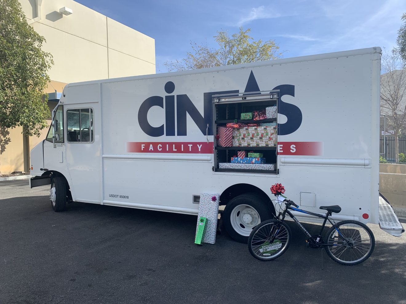 Cintas’ elves make holiday donation