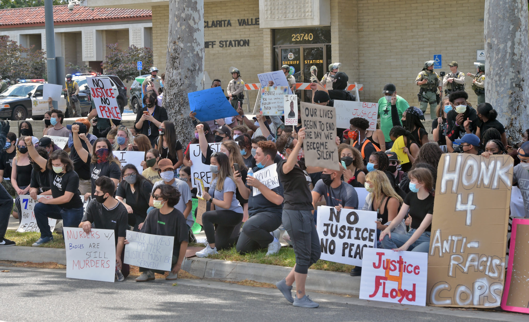 Black Lives Matter protesters hold down street corners, have peaceful ...