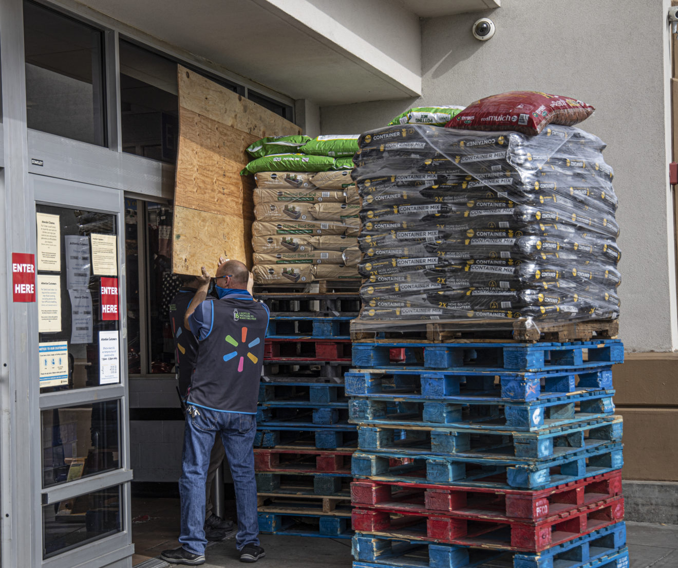 Walmart in Stevenson Ranch boards up windows