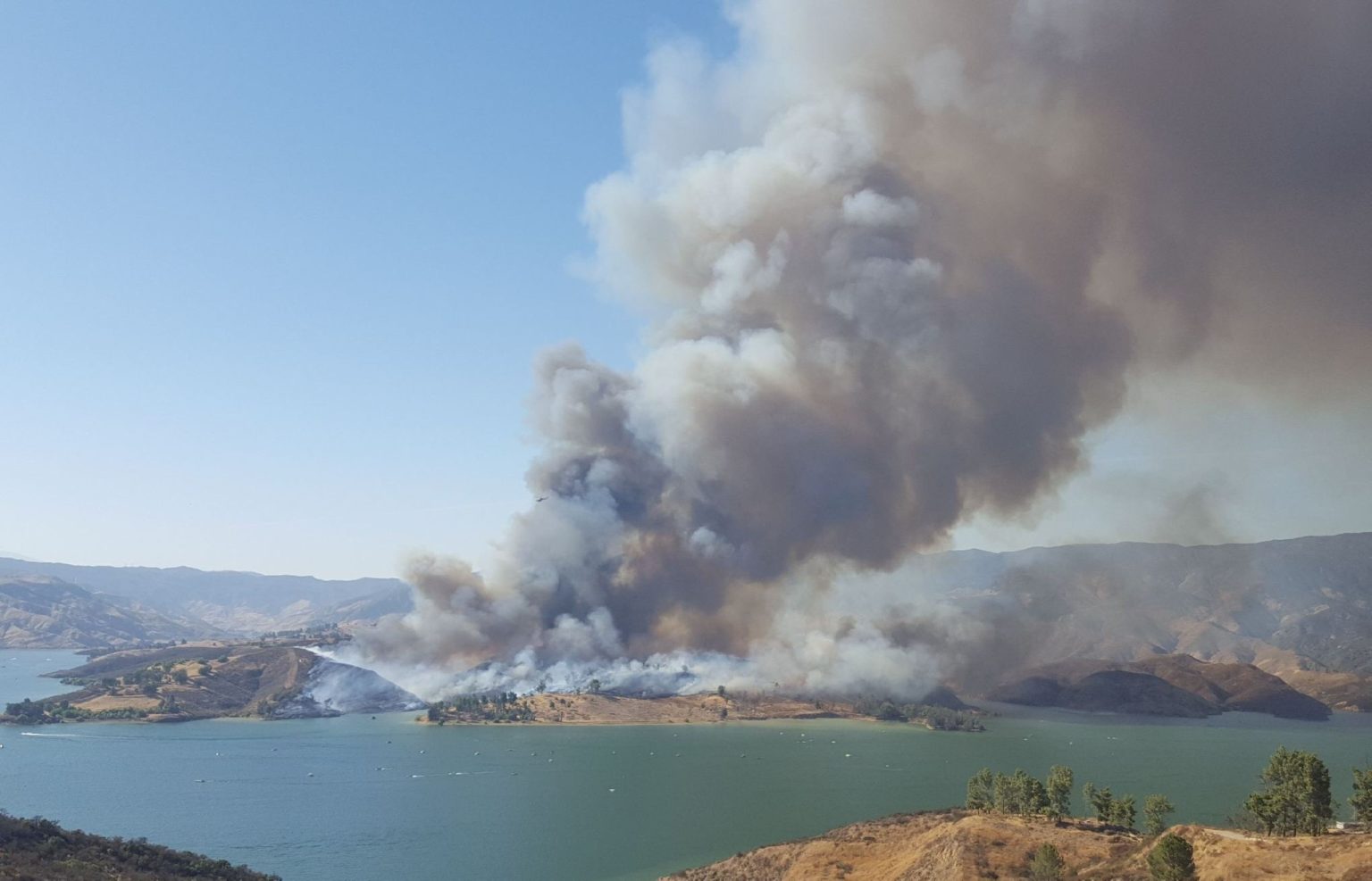 Castaic fire near lake erupts to 170 acres