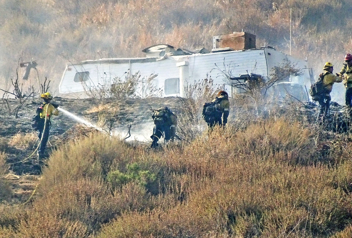 Firefighters extinguish brush fire in Val Verde