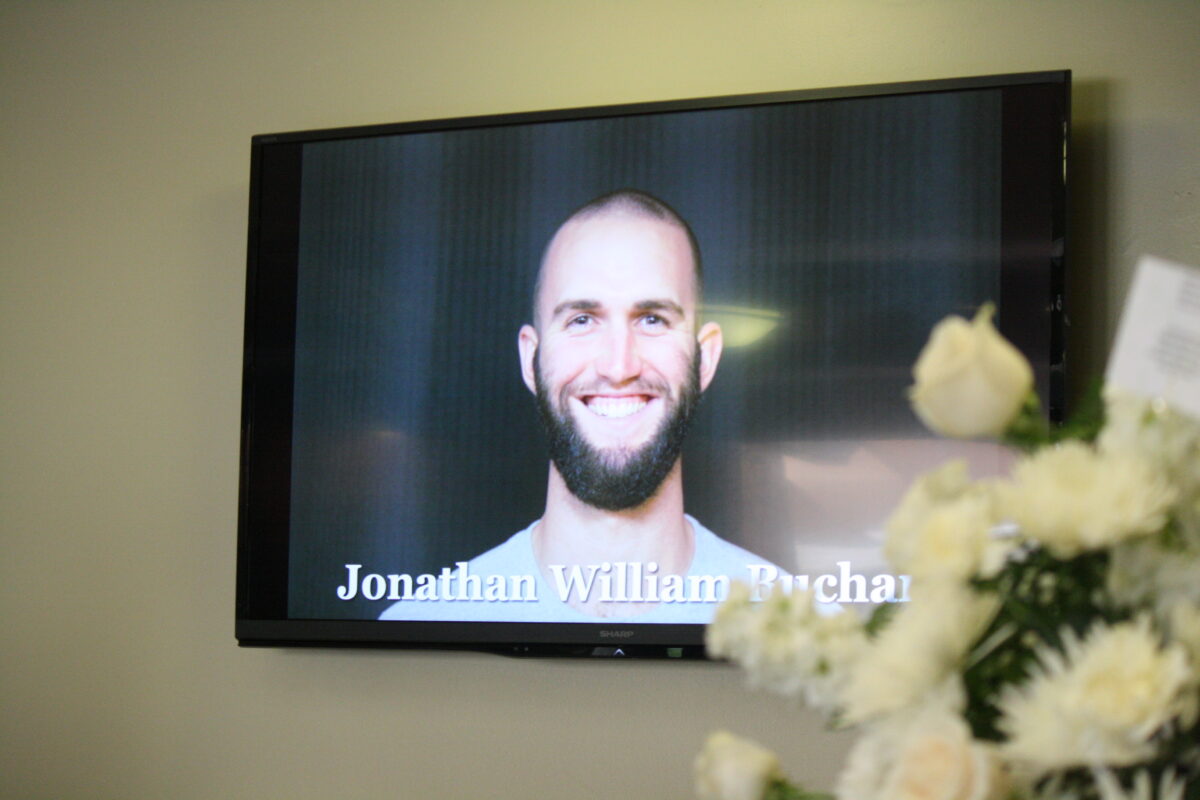 Hundreds pay tribute in deputy’s memorial