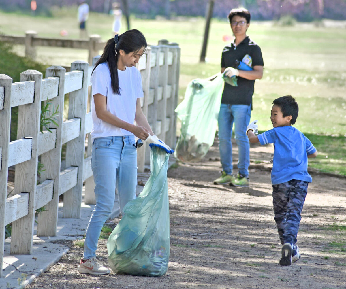 Neighbors across SCV lend a hand in cleaning the city