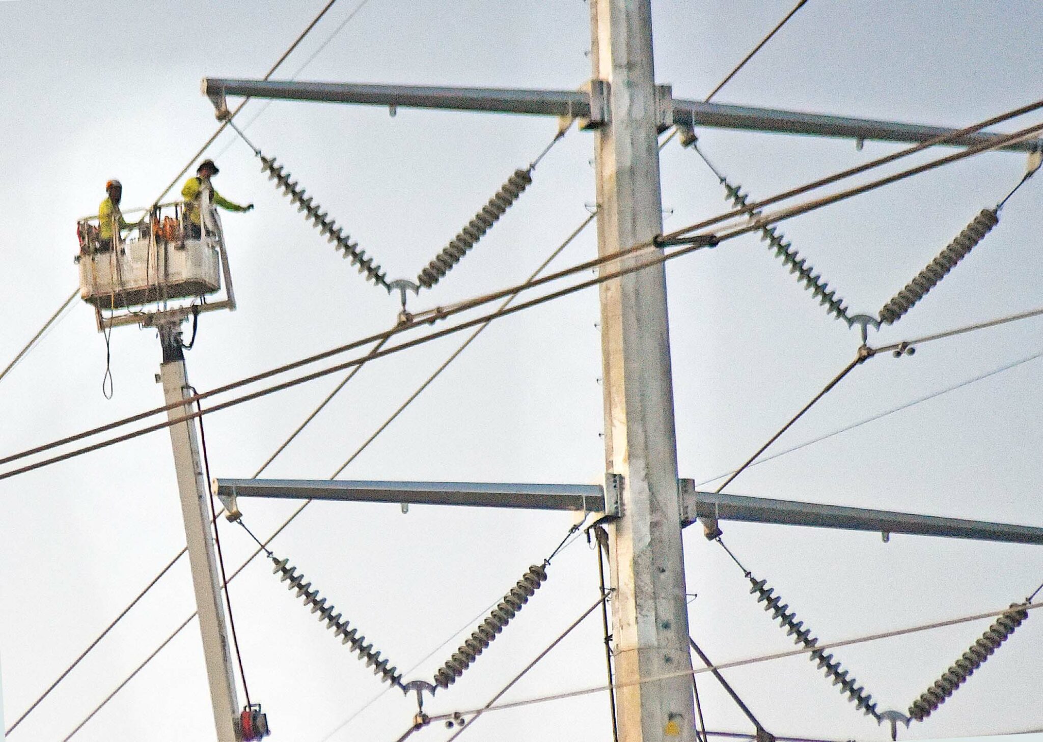 SoCal Edison workers shore up power lines