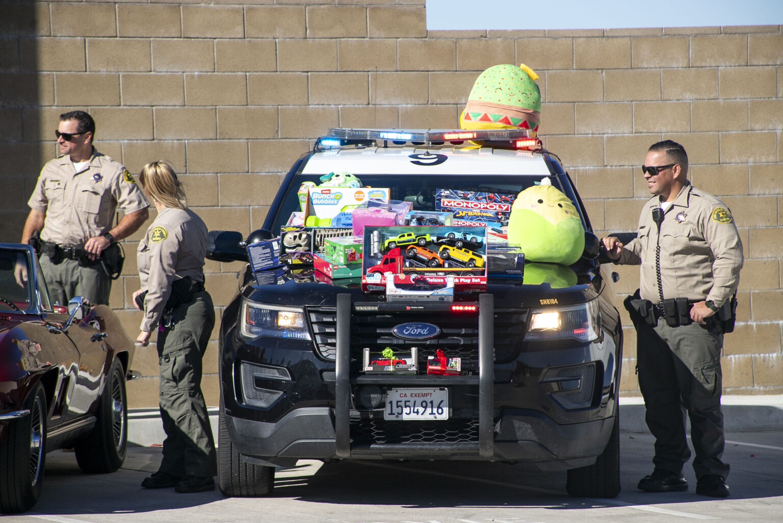 SCV Corvette Club delivers toys to sheriff’s station