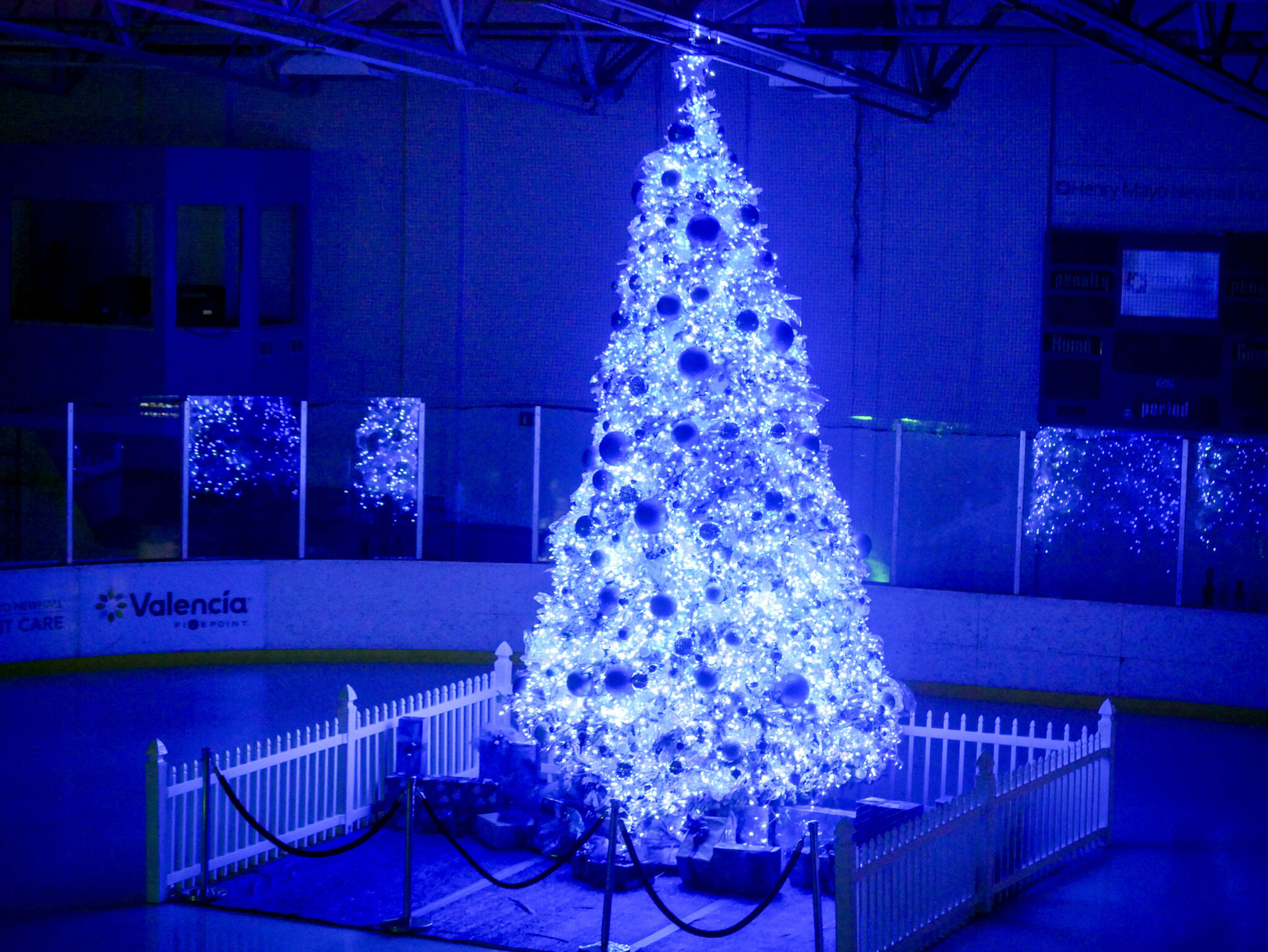 The Cube lights up 10,000 lights