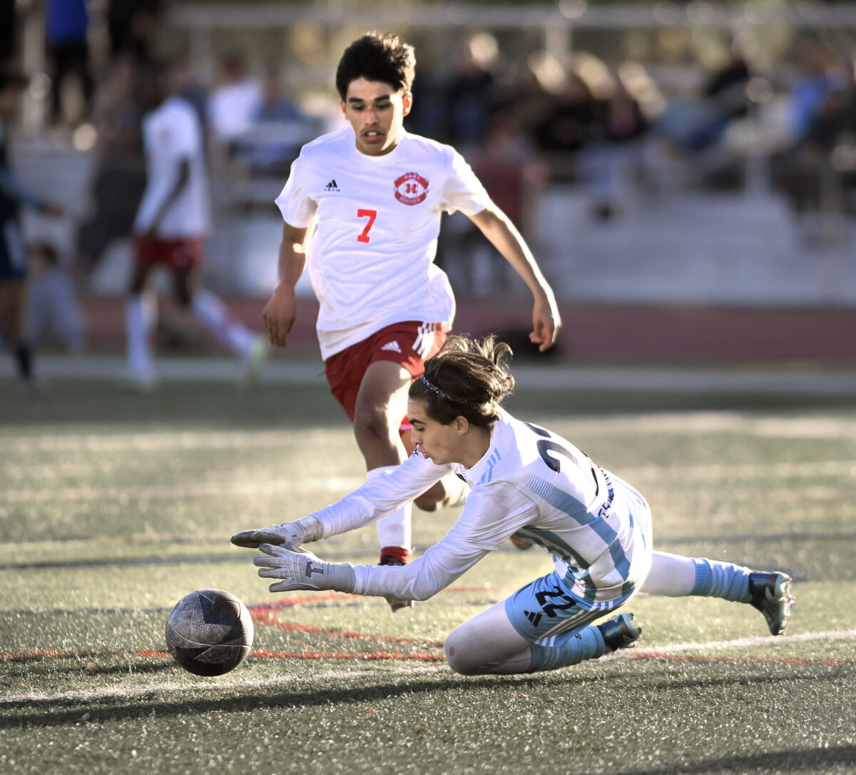 Hart boys’ soccer wins nailbiter at Saugus