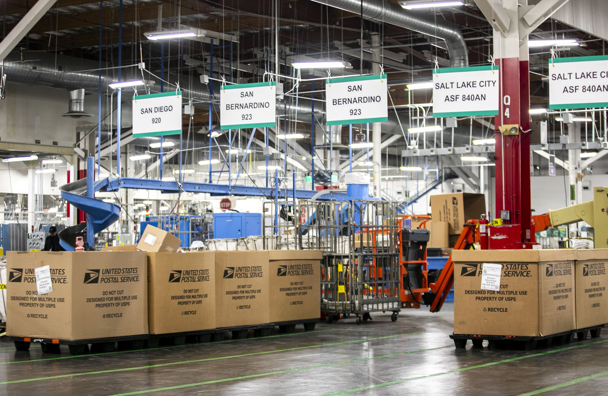 USPS Processing and Distribution Center addresses the holiday mail rush