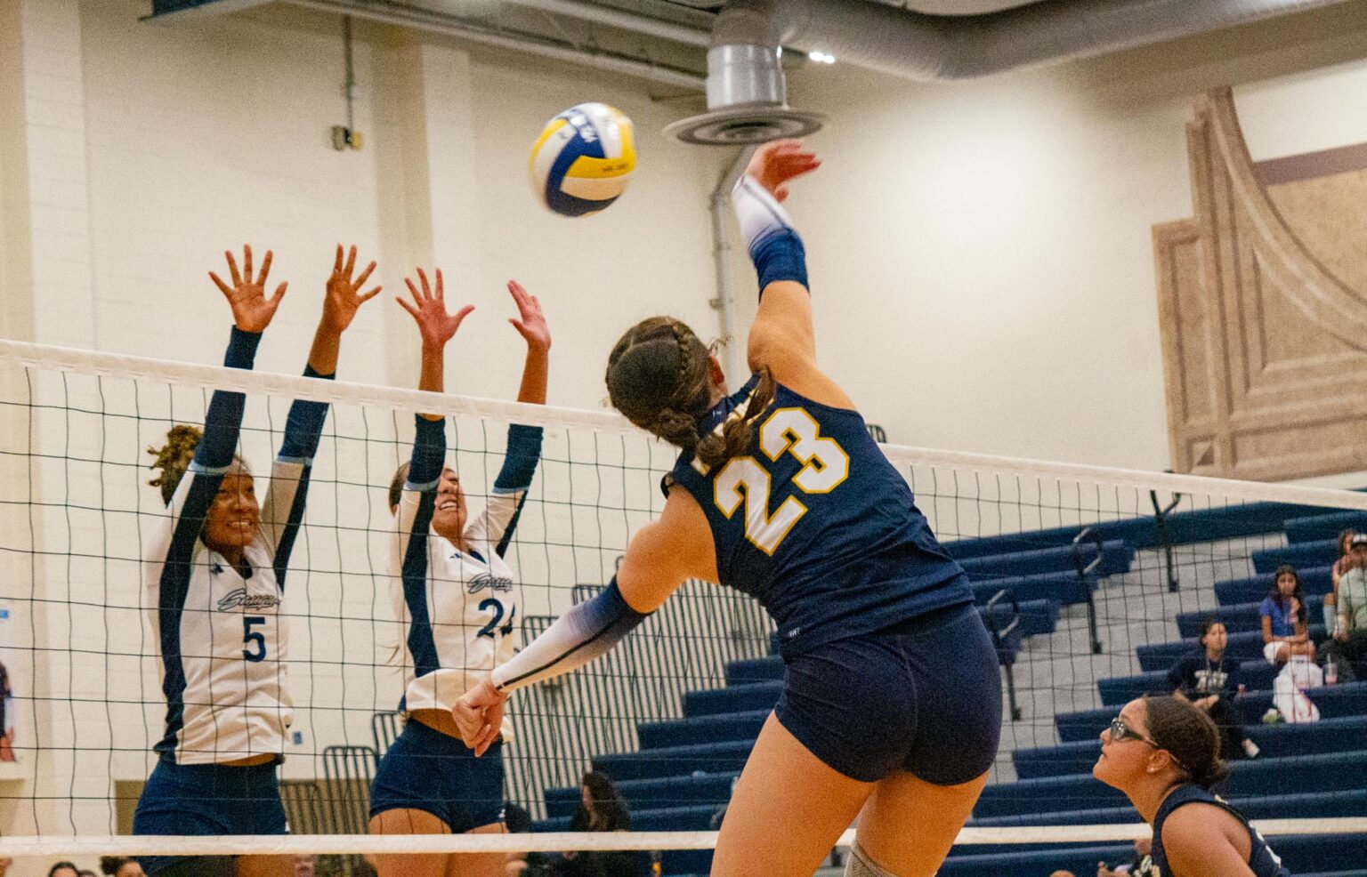 West Ranch girls’ volleyball sweeps Saugus in straight sets